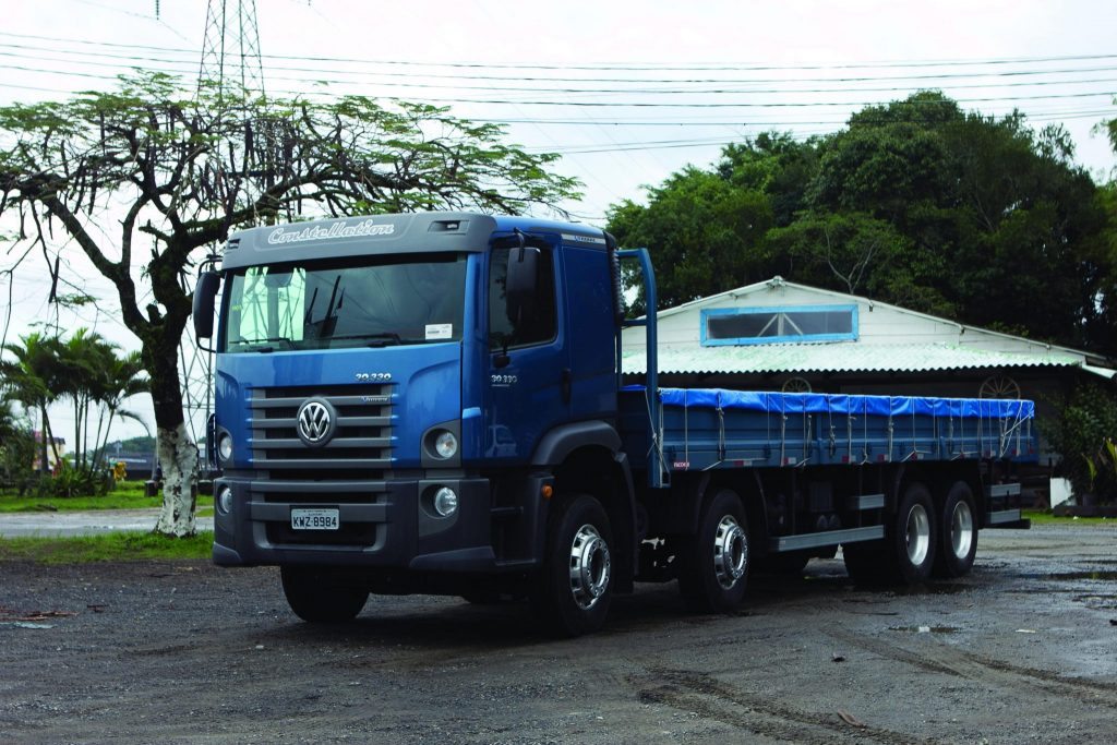 VW 30.330 8x2: semipesado com motor mais valente da categoria ...