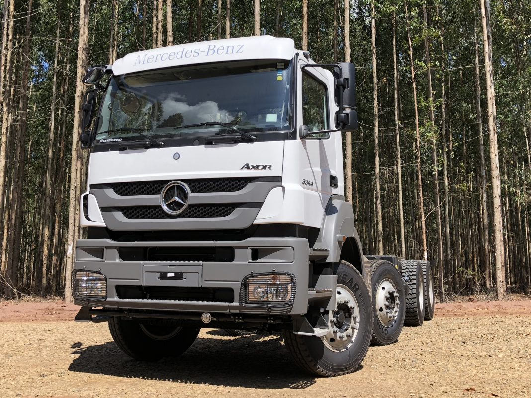 Mercedes lança Axor 3344 8x4 para atender setor florestal - Transporte ...