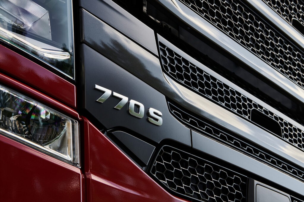 Atualizado com fichas técnicas e fotos do novo Scania V8 com potência ...