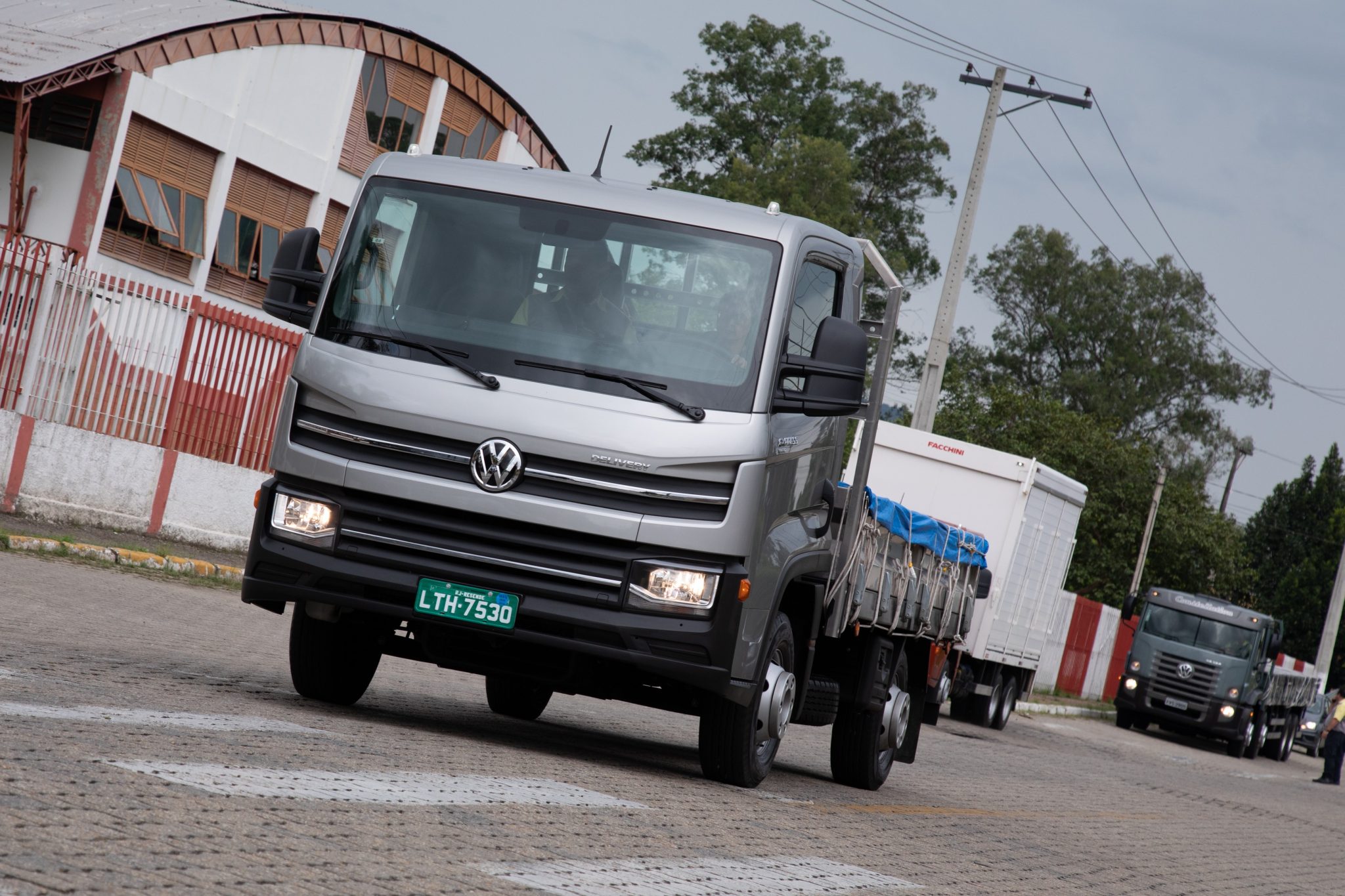 VW Delivery Express e 4.150 com implememento de fábrica já representam ...