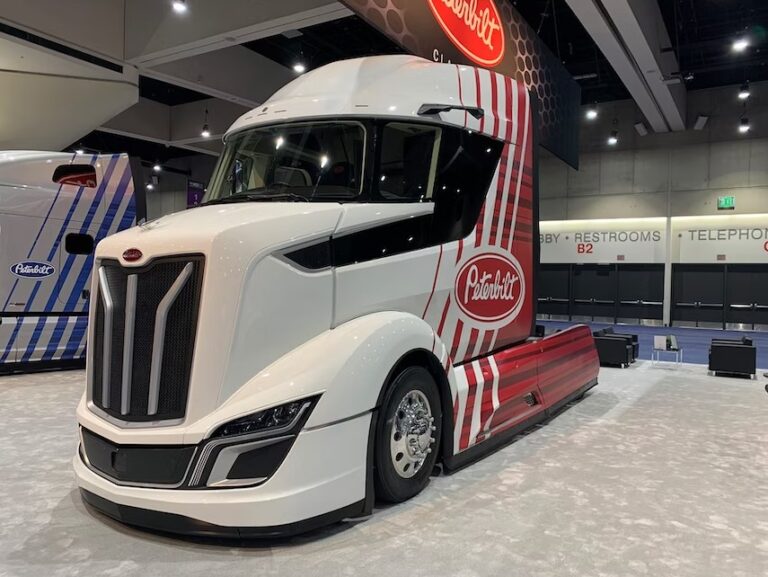 Peterbilt, do mesmo grupo da DAF, apresenta caminhão mais leve e ...