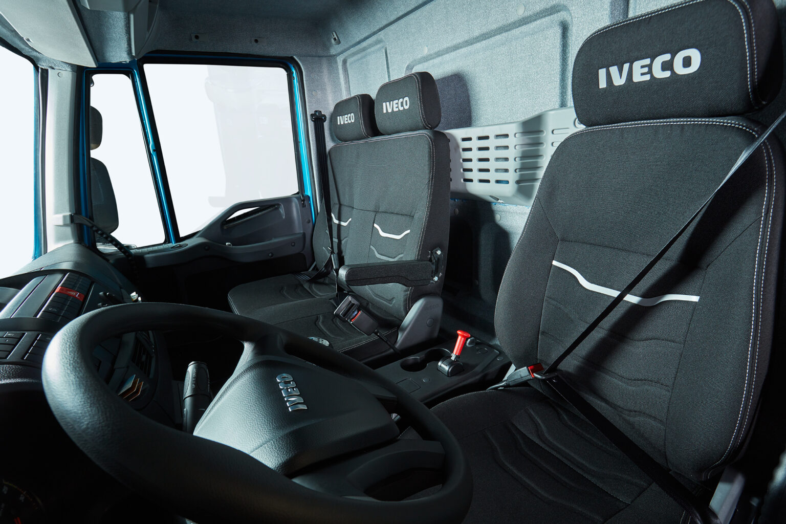 Iveco Tector 2023 conta com versão a gás e melhorias na cabine e ...