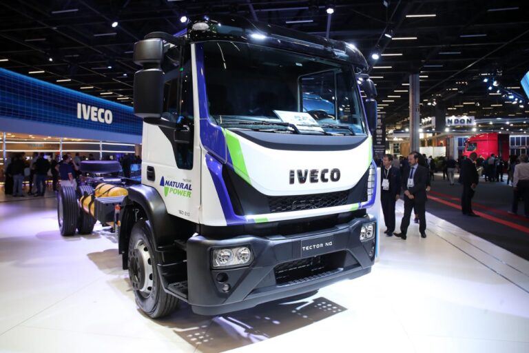 Iveco Tector 2023 conta com versão a gás e melhorias na cabine e ...