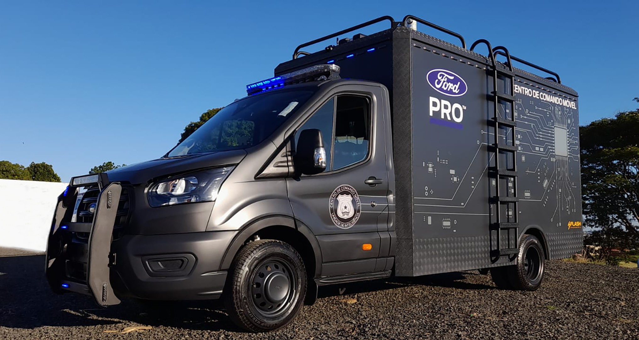 Ford mostra Transit chassi cabine em versão especial antes do ...