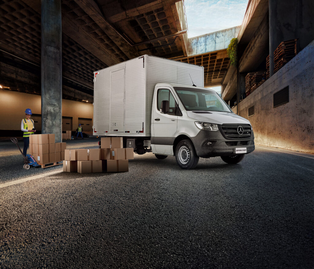 Mercedes-Benz Sprinter Truck atua com baú em operação de e-commerce no ...