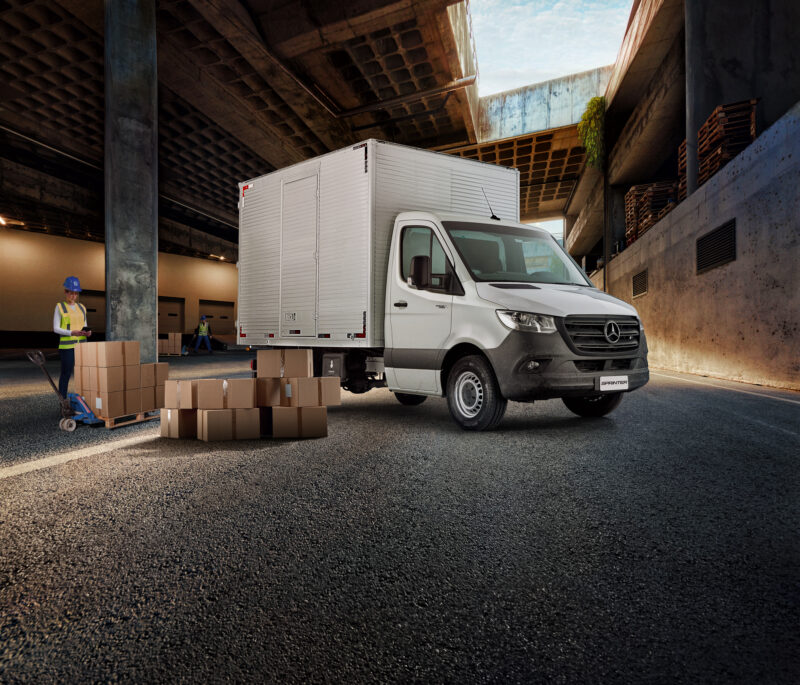Mercedes-Benz Sprinter Truck atua com baú em operação de e-commerce no ...