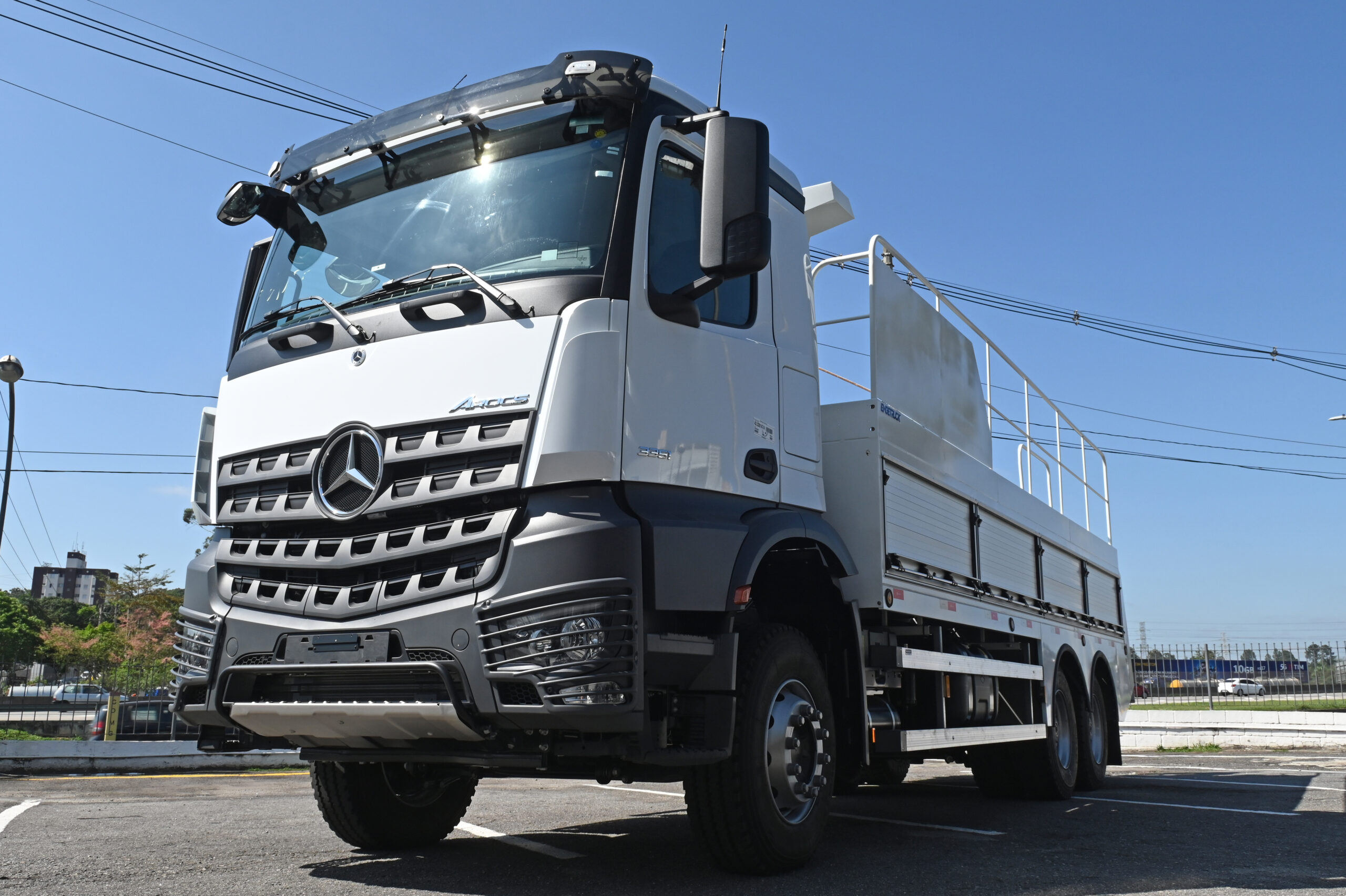 Mercedes-Benz Arocs 3351 6x4 estreia na operação de autosocorro ...