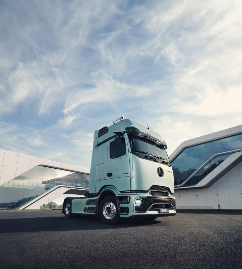 Mercedes-Benz apresenta novo Actros L diesel com “cara” de elétrico ...