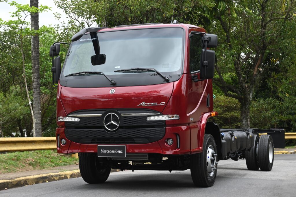 Mercedes-Benz fortalece modelos pesados e muda design do Accelo ...