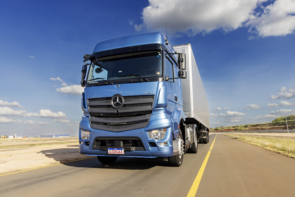 Mercedes-Benz relança o Axor atualizado no mercado brasileiro ...