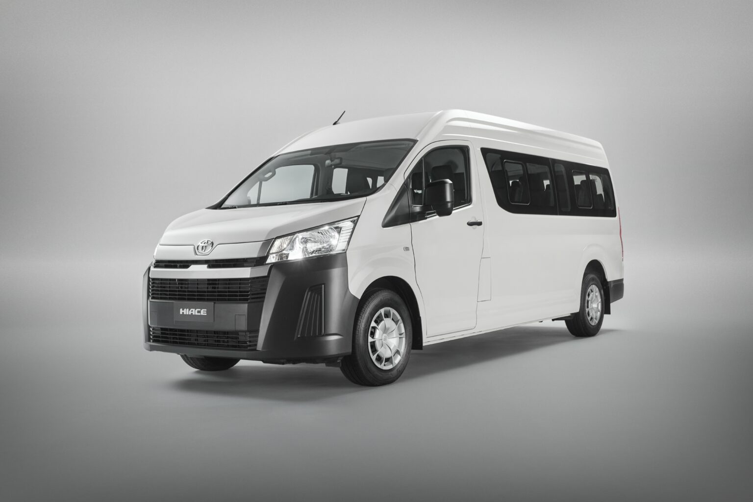 Toyota estreia no mercado de vans no Brasil com a Hiace Minibus 15+1 - Transporte Mundial